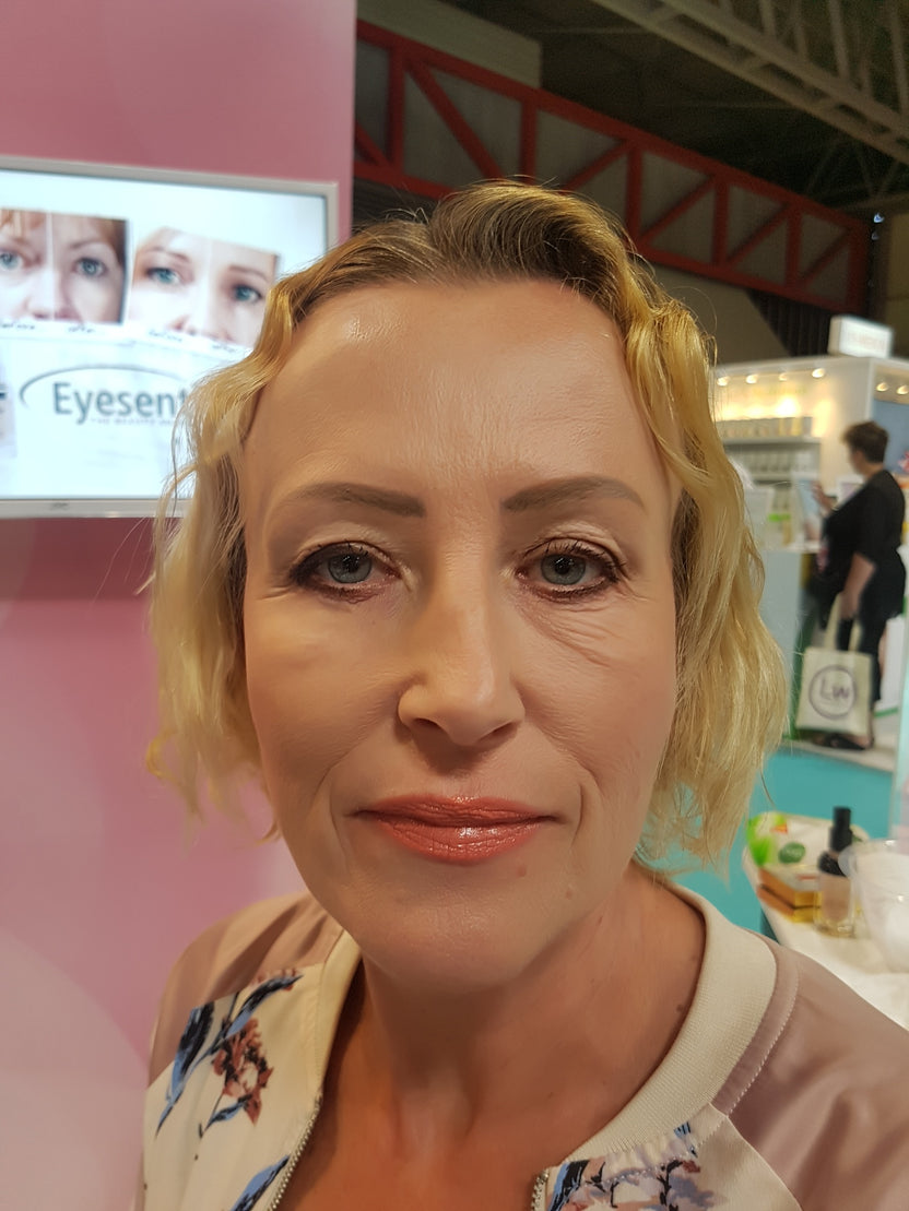 Eyesential under eye enhancer